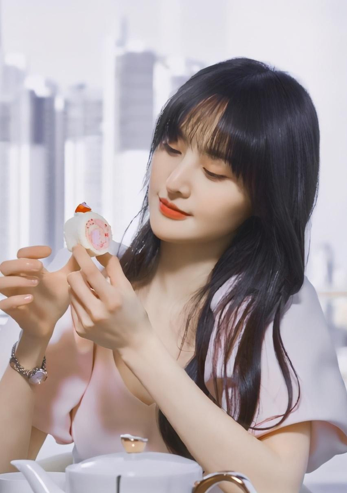 29岁郑爽近况曝光，眼窝凹陷发际线后移，素颜女神满脸疲惫惹争论