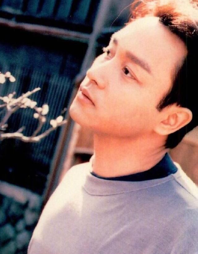 芳华绝代的张国荣，长相不算惊艳，为啥就是忘不了他的脸？