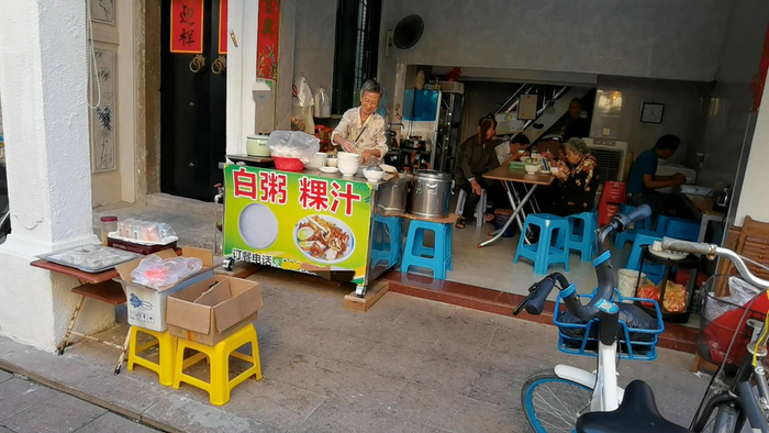 潮州特色早餐：粿汁，外地游客最初误认写错字，每份用料十足10元