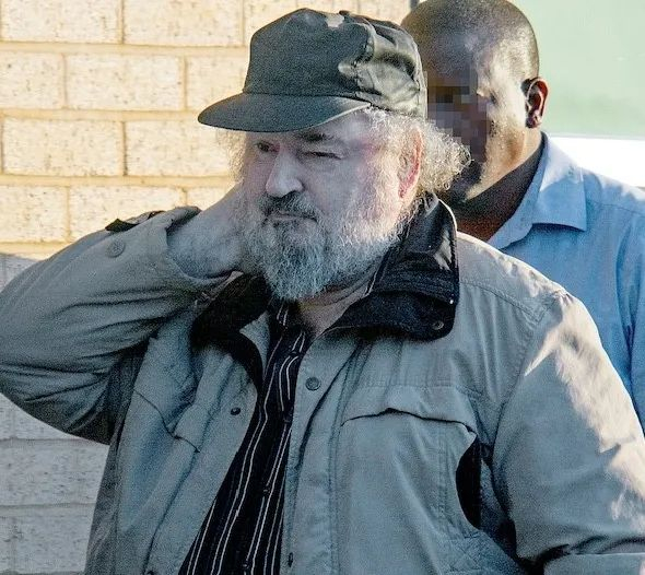 数次躲过追捕，又在监狱里躲过多次暗杀的英国连环杀手，终于，被新冠带走了