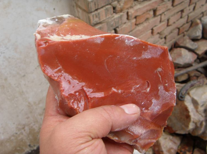 农村大叔山上挖出一“红石头”，专家鉴定后高兴到睡不着觉