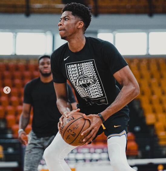 扬尼斯二次扎心？弟弟女友颜值完压哥哥，字母弟还率先在NBA夺冠