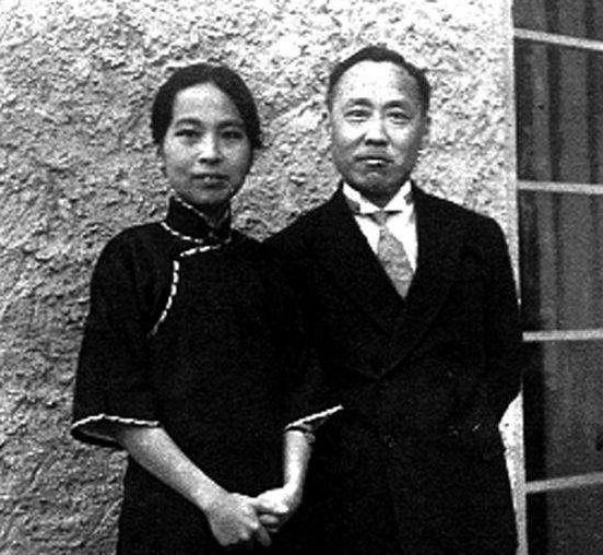 一生2次恋爱，46岁逝世后，初恋为她扫墓13年，丈夫为她鳏居24年