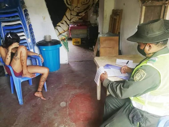 哥伦比亚女子网晒“斩首猫头鹰”视频，半年后惨死家门口