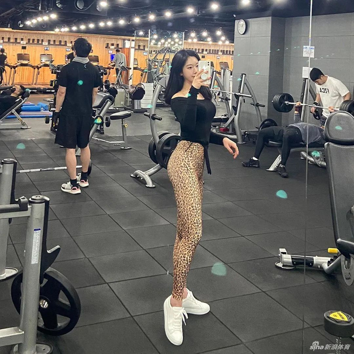 健身美女苦练打造S型曲线身材，标准翘臀小蛮腰！|健身_新浪新闻