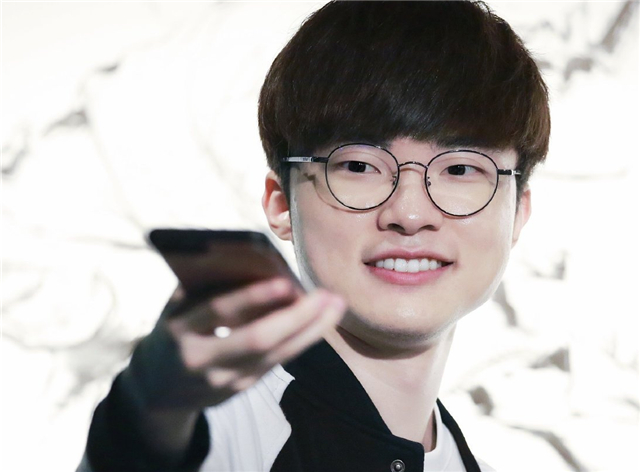 faker站起来了？T1签下女版的他，看到照片粉丝直呼夫妻相