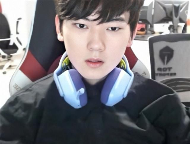 jkl开播遇到特殊粉丝,s4冠军ad用“舒服了”刷屏,还叫jkl哥哥|喻文波|粉丝|冠军_新浪新闻