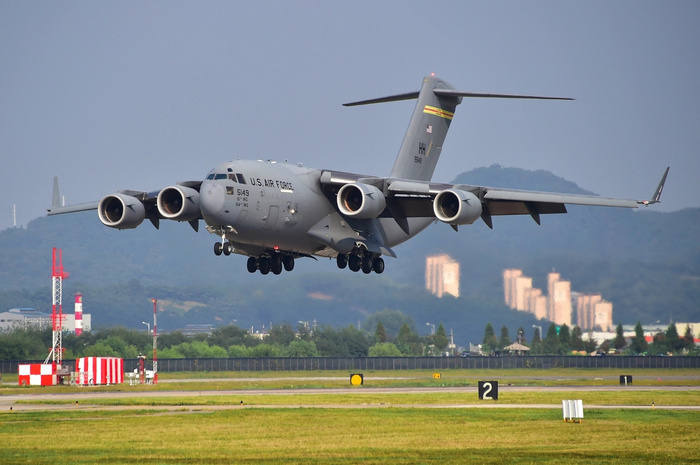 C-17强在哪里？其起飞重量超过260吨，最大航程可达1万公里以上|运输机|航程|起飞_新浪新闻