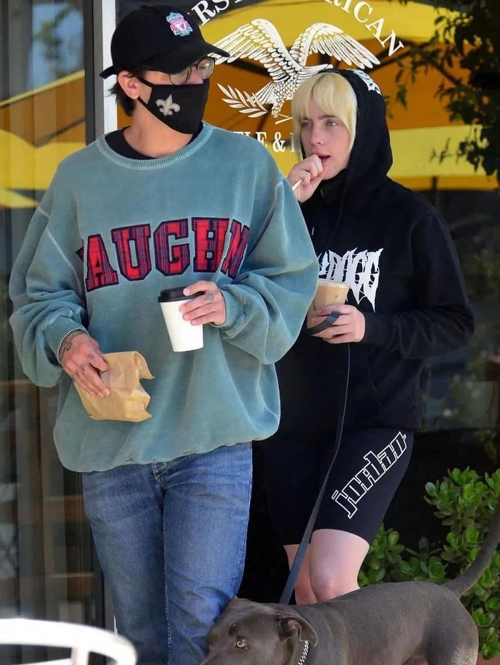 Billie Eilish脱了！首次展现E杯身材，变身寡姐登上《Vogue》封面！|GUCCI|Vogue_新浪新闻