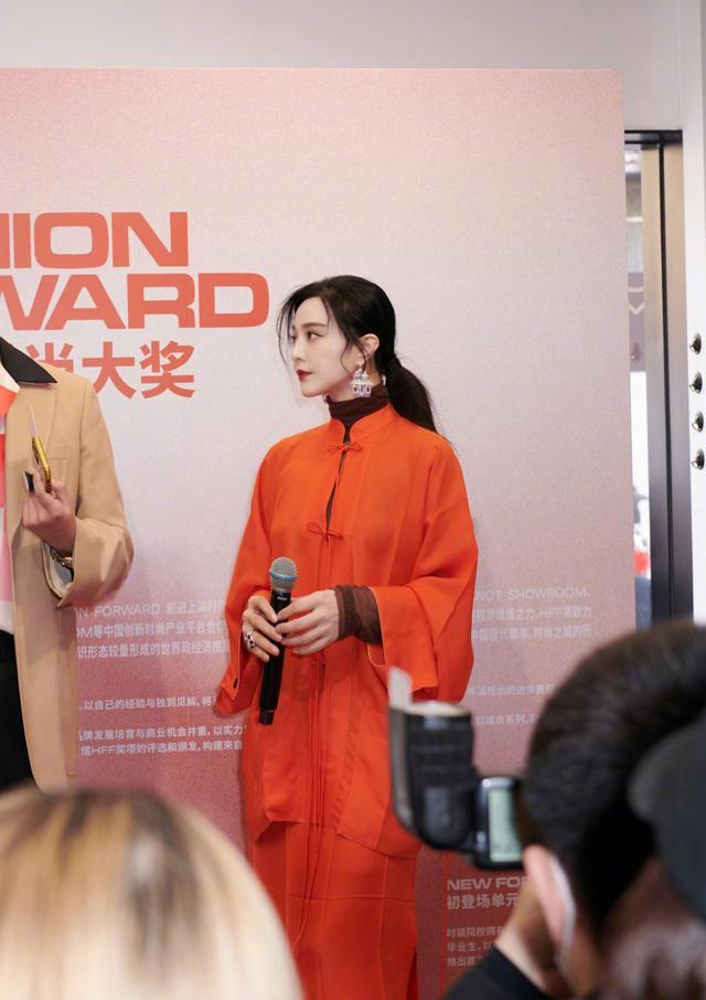 范冰冰无戏可拍仍高调，穿中国风褂衫亮相，40岁状态依旧惊艳