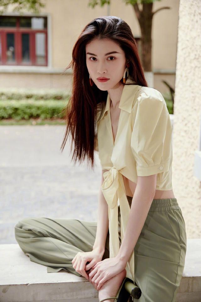 何穗到底是超模出身，衬衫穿短款露一截腰，配开叉裤身材比例惊艳