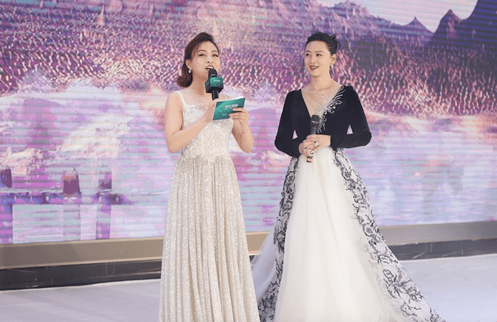 索菲亚20周年庆典高定大秀圆满举办，“冻龄”女神翁虹压轴亮相