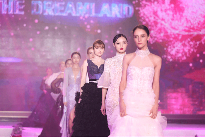 索菲亚20周年庆典高定大秀圆满举办，“冻龄”女神翁虹压轴亮相