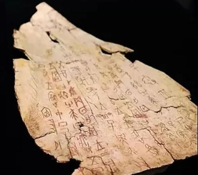 以甲骨文纪事的商朝,日常却使用毛笔?考古发现最早“书法字帖”