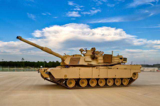 美军展示先进M1A2 SEP数字化主战坦克内部结构