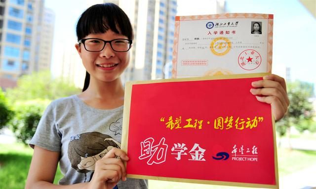 贫困生买2000元的鞋,遭同学举报后被取消助学金,网友：不合理