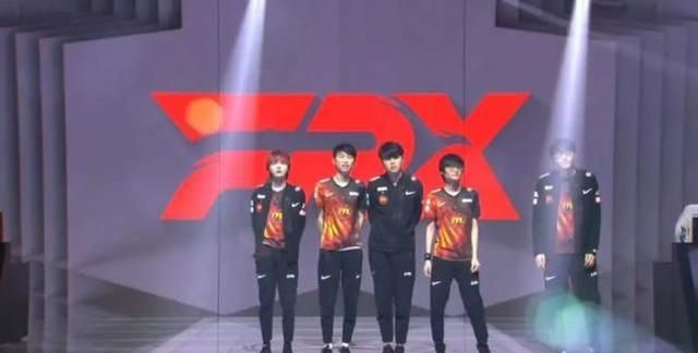 FPX首发五人站姿引调侃,网友：这合照是P的吧