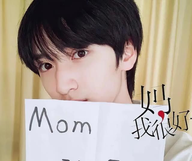 严浩翔晒妈妈美照,颜值很高像20岁,差点以为是他姐姐|严浩翔|粉絲|合影_新浪新闻