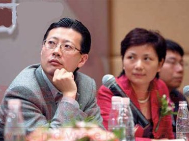 马云和刘强东都要仰仗的男人，一年捧出3个亿万富婆，却宠妻20年