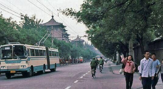 首都老照片：80年代的北京站、北海公园,有没勾起你的回忆?
