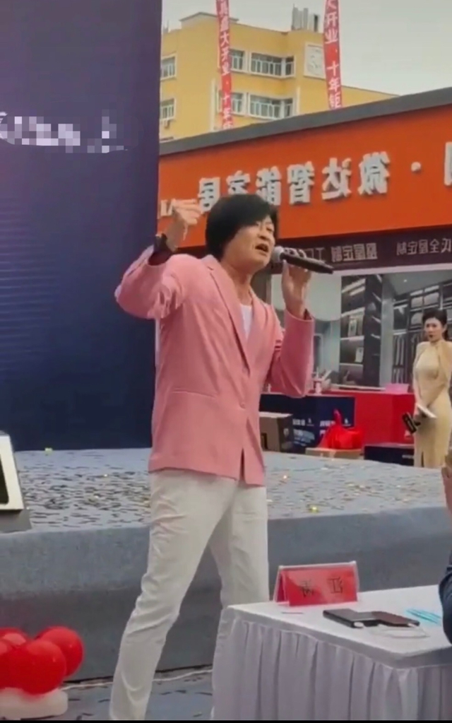 52岁“情歌诗人”游鸿明近况曝光，现身露天商演，再度演唱成名曲