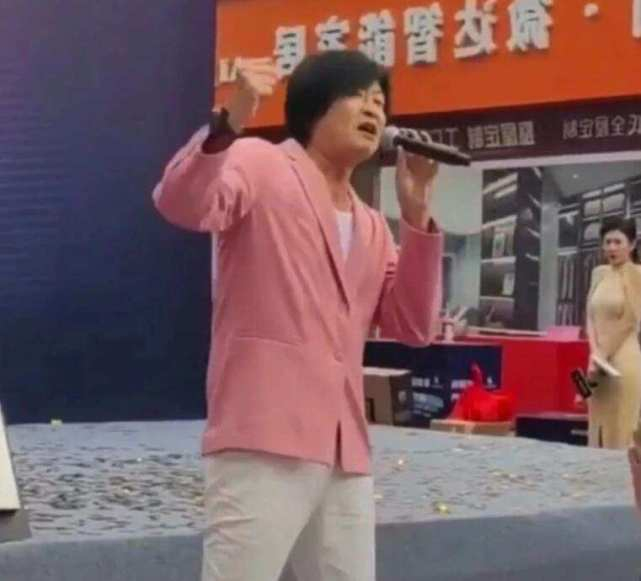 52岁游鸿明近况：娶空姐生两个女儿，如今参加街头商演让人唏嘘