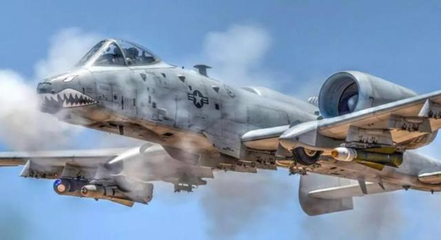 被誉为“坦克杀手”的A-10攻击机，真能把坦克打成筛子？