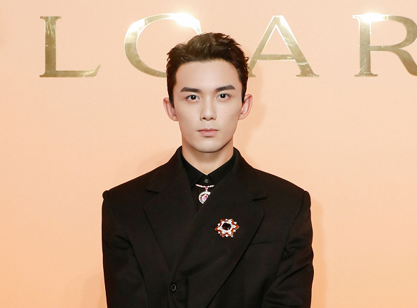 吴磊盛装出席高级晚宴，自带粉红色保温杯赴宴，养生意识让人叹服