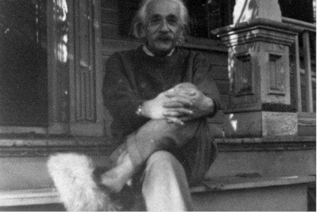 爱因斯坦照片很多都是上半身，为什么很少有全身照？