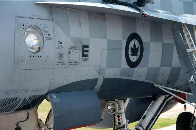 飞机上都有航向灯，而战斗机上也是有的