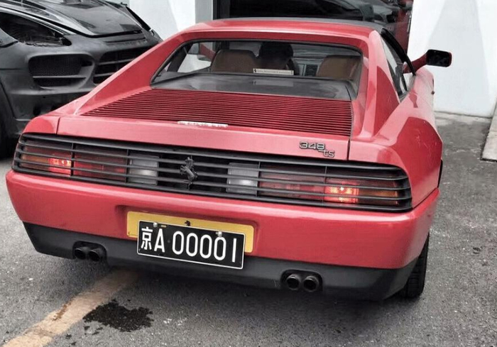 价值连城的三块车牌，车主身份不一般，开宾利也得远离