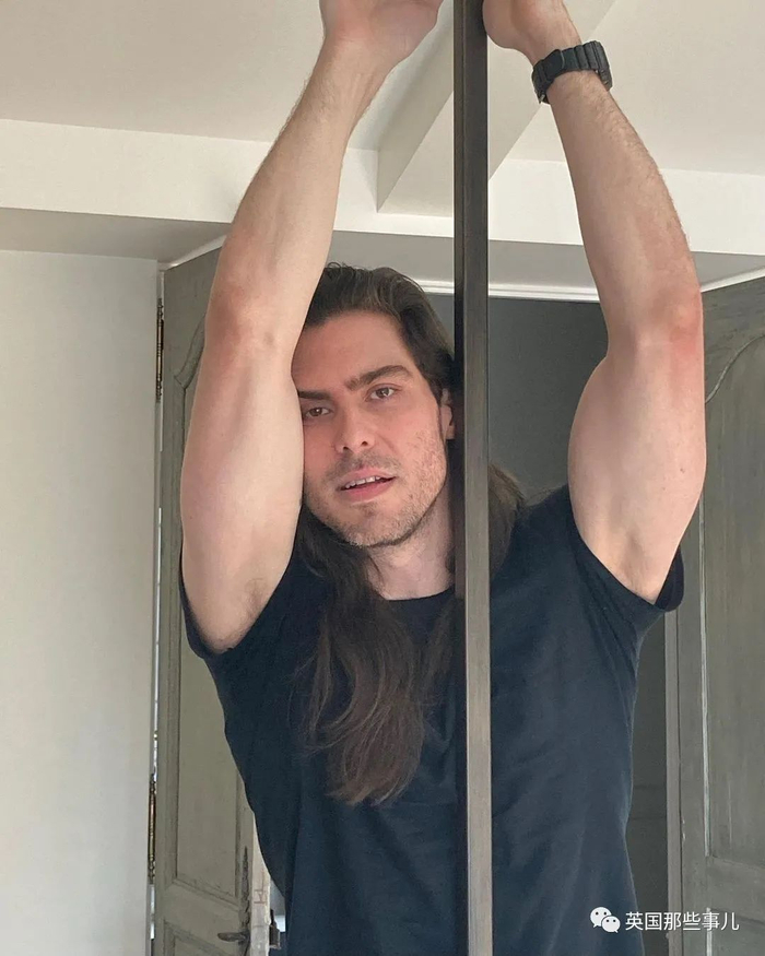 破产姐妹Max订婚了！未婚夫台上硬核摇滚，台下还是个“知心哥哥”