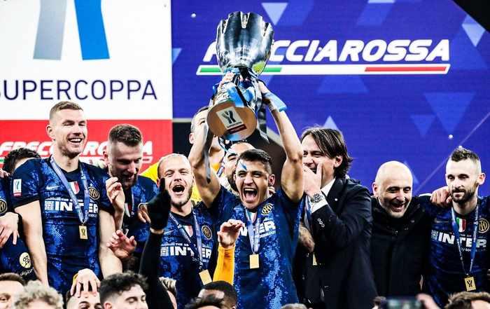 赛季首冠到手，国际米兰下一目标更加明确，队徽绣上“双星”|双星|国际米兰|队徽_新浪新闻