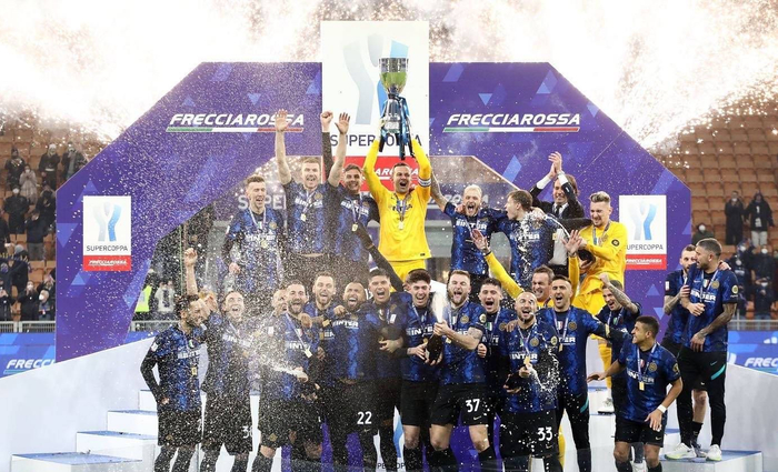 赛季首冠到手，国际米兰下一目标更加明确，队徽绣上“双星”|双星|国际米兰|队徽_新浪新闻