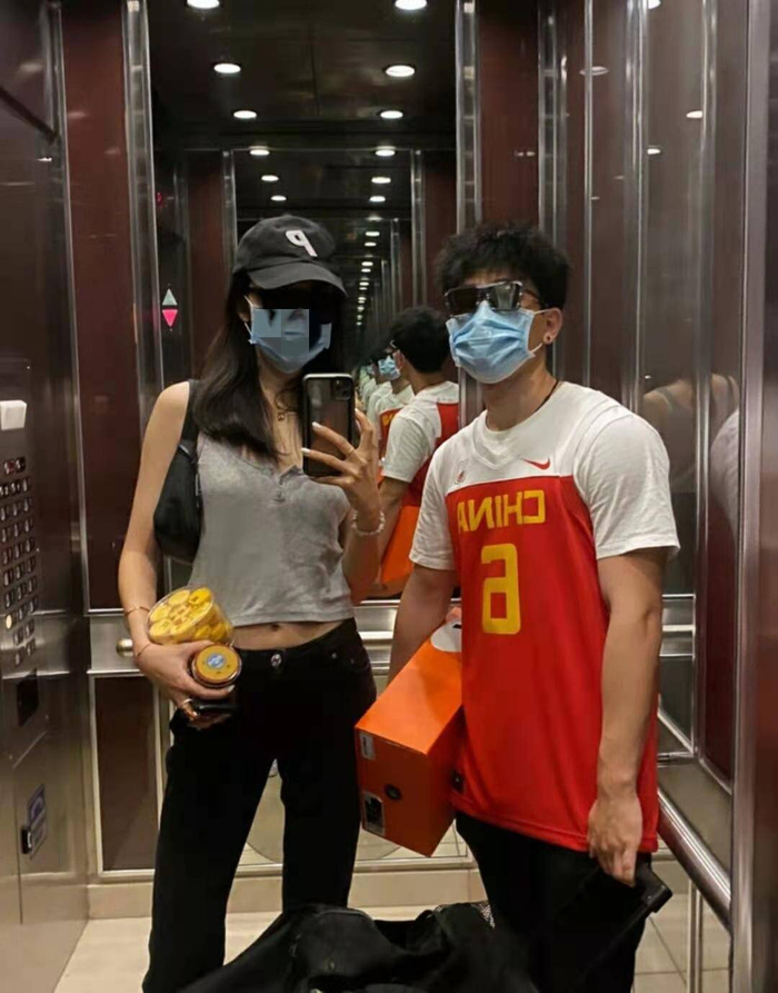 陈尊佑提前庆20岁生日，越长大越像爸爸陈坤，女友身材前凸后翘