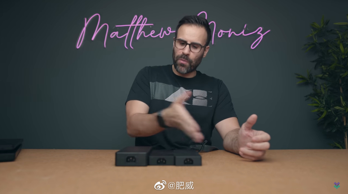 Matthew Moniz评测灵刃17 2022的时候的电源适配器对比……__财经头条__新浪财经