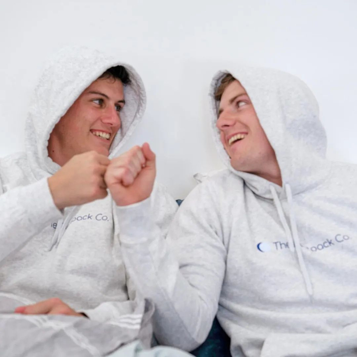 新西兰两个22岁年轻小伙创业有诀窍，靠卖床年入$100万__财经头条