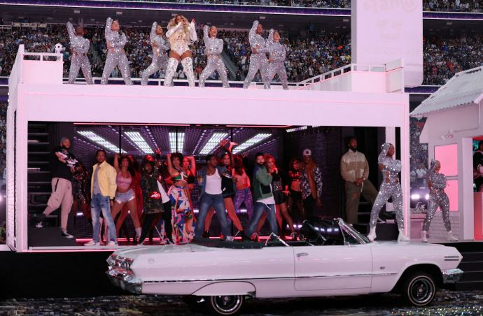 2022超级碗中场秀表演后，口碑两极分化？盘点那些年最佳中场秀