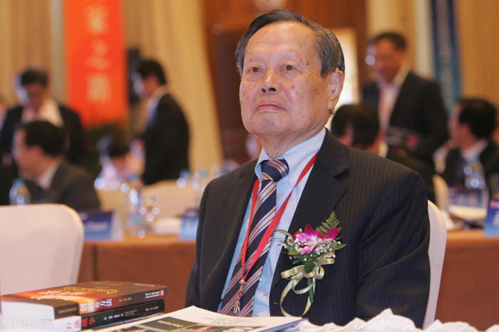 科学的尽头是神学？爱因斯坦和杨振宁口中的神，究竟是什么？