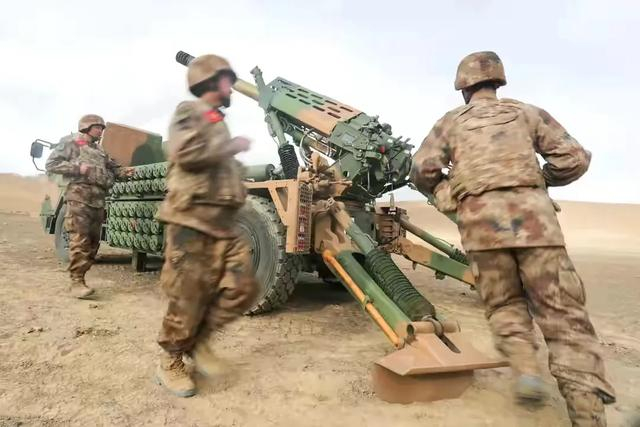 超轻型轮式榴弹炮，如何保证射击时不翻车？