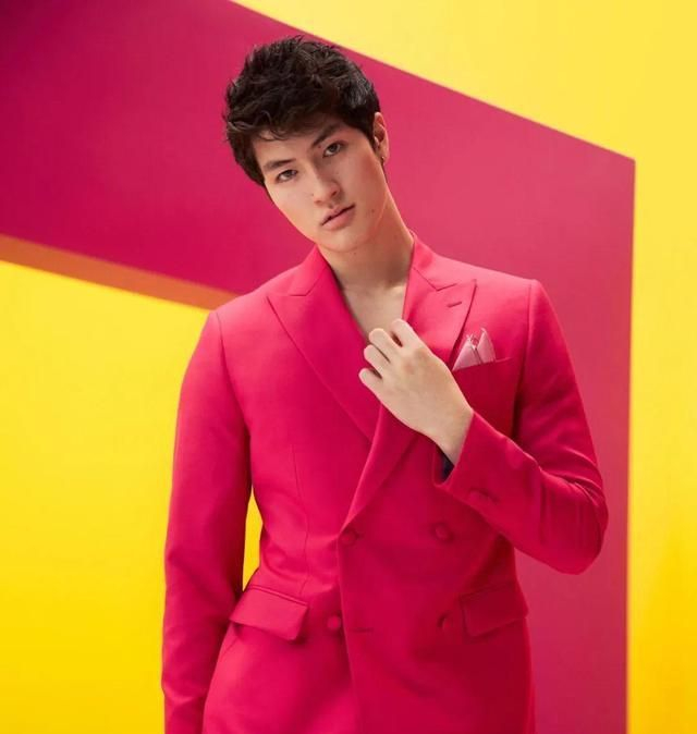 华人富豪家族的男模出道了，叔叔是美国华人首富