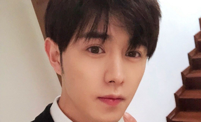 童锦程和殷世航拖鞋比身高，一个净身高1米58，一个是1米68