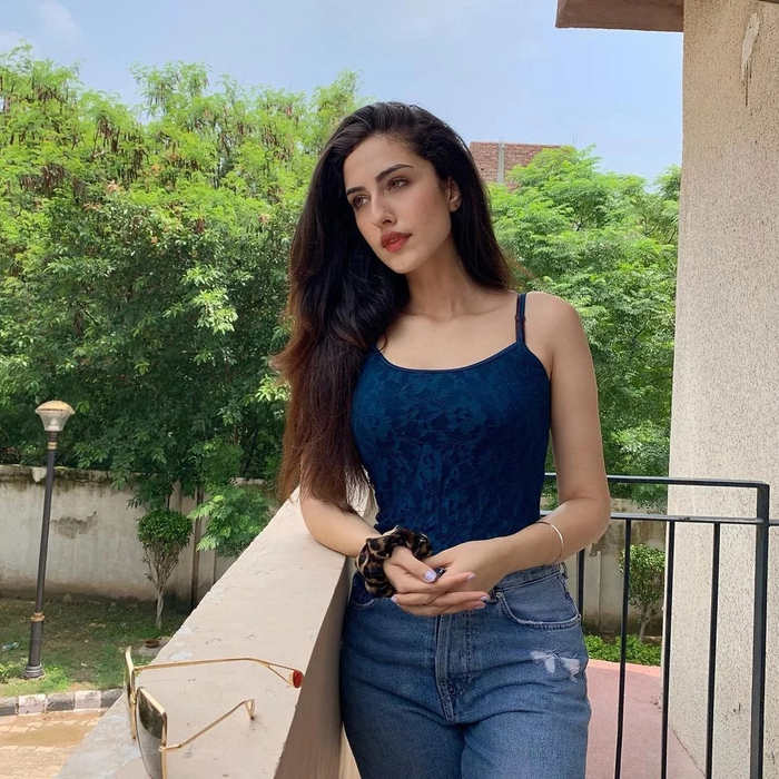 最近印度娱乐圈升起的一颗新星萨姆琳·考尔(Samreen Kaur)