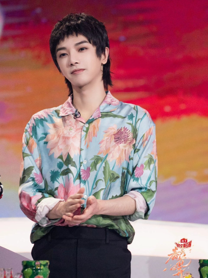今天的HCY不仅是华晨宇还是花衬衣 好有春天的气息……