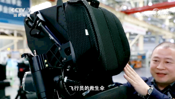 歼-20弹射座椅首次公开：具备矢量控制能力，低空向下弹射也安全