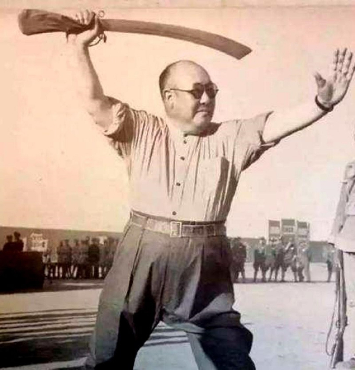 马鸿逵携7吨黄金逃往美国，晚年却遭姨太太抛弃，被儿子告上法庭