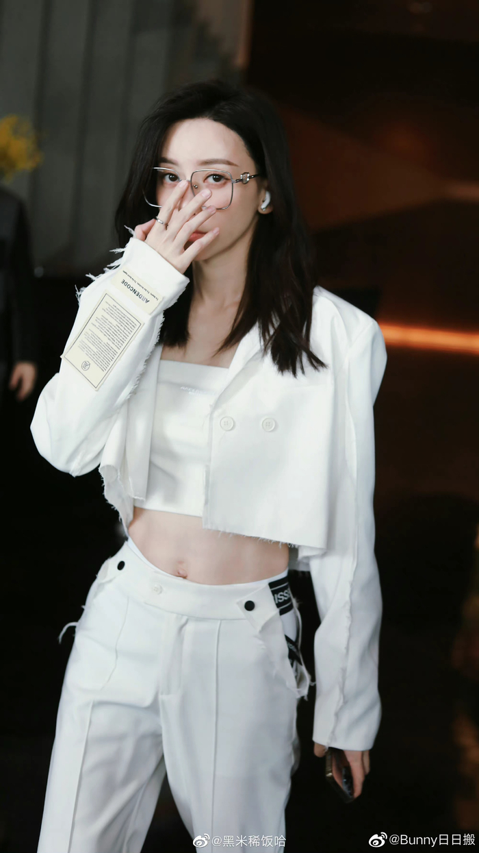 于文文在《乘风破浪》给姐姐们送芒果……