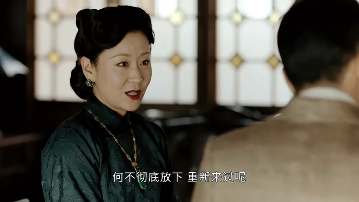 《传家》继母收到一封信后，脸色大变，悄悄地进了一家茶楼……