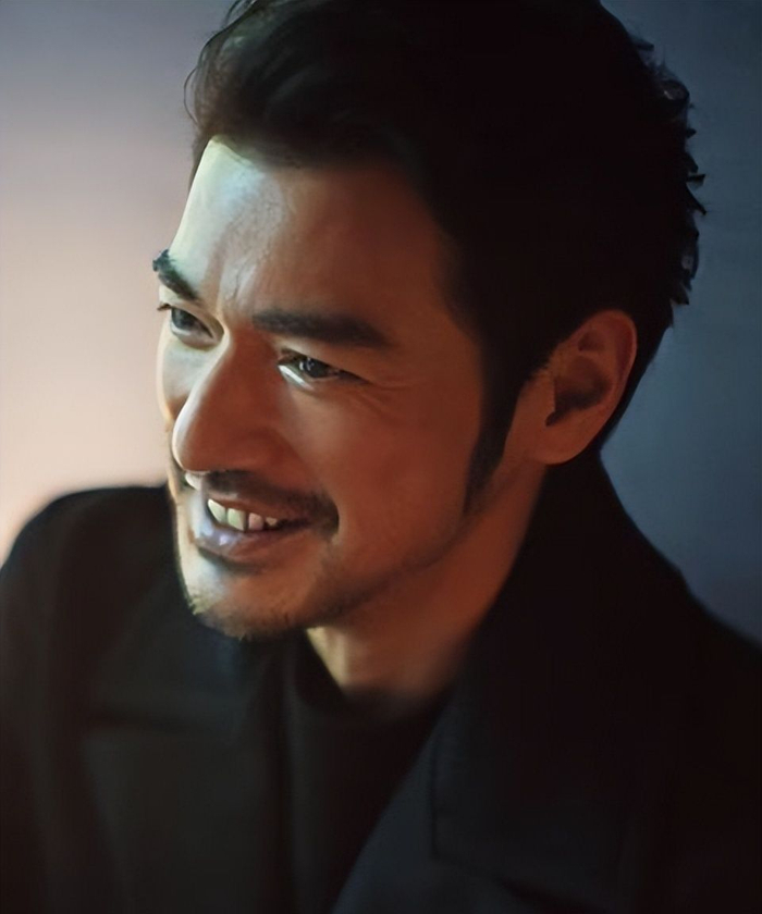 49岁金城武拍摄杂志封面，5年未公开露面，个人感情状态依旧成迷|中山美穗|金城武|拍摄_新浪新闻