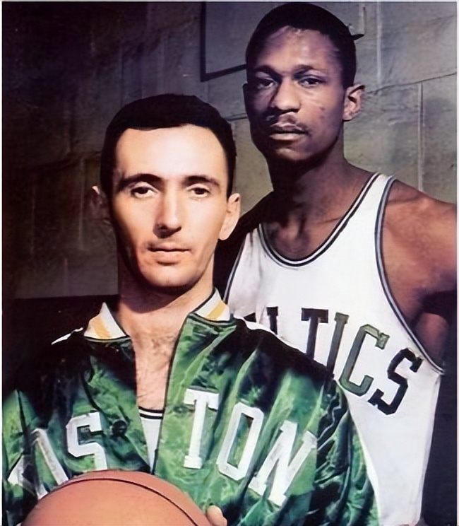 美媒评为历史十大控卫！四冠库里依旧第二，保罗仅排第八